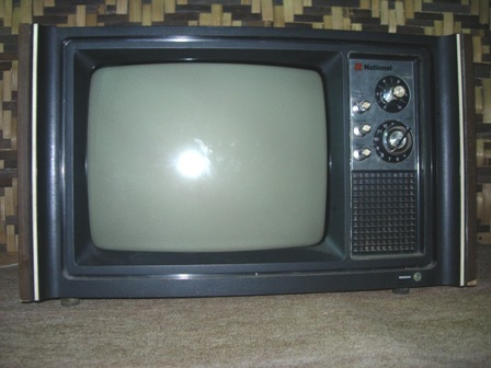Warung Kuno: Televisi Hitam Putih National