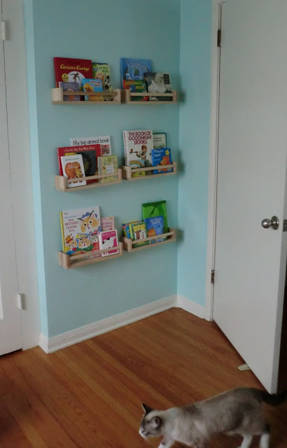 a lovely little life: Mini nursery library