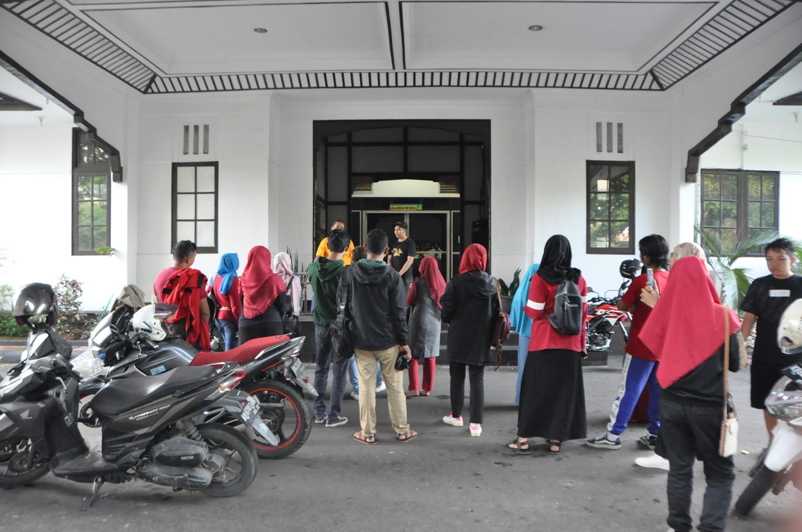 Berjalan Kaki di Pagi Hari Menyusuri Tepian Sungai Kapuas Bersama ...