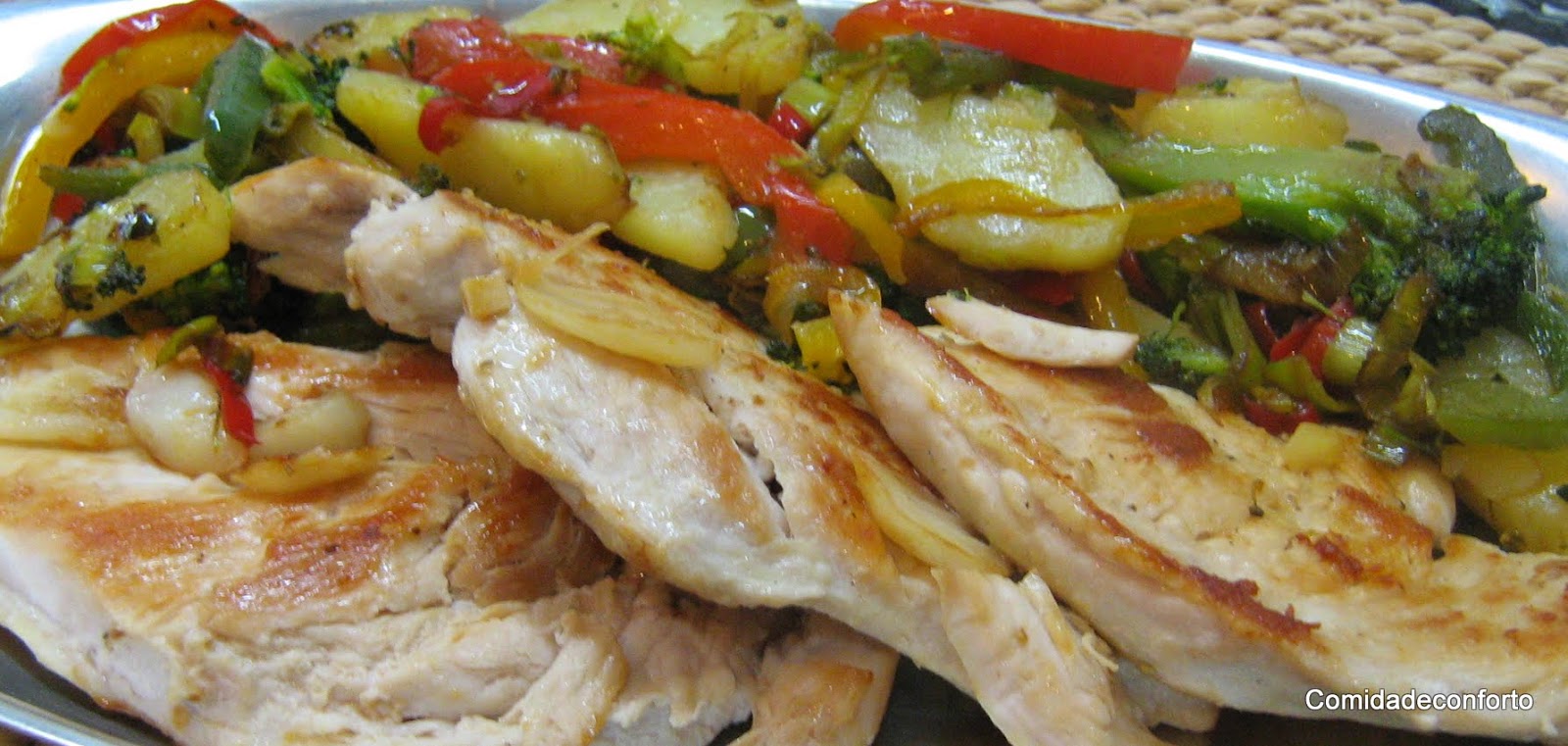 : Bife de Frango com Legumes Salteados