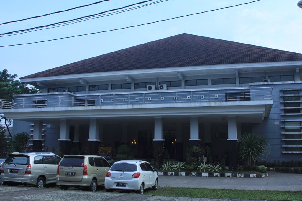 [ke]luarga t[R]ish & a[lip]: Review Gedung - Mahkamah Konstitusi Bekasi