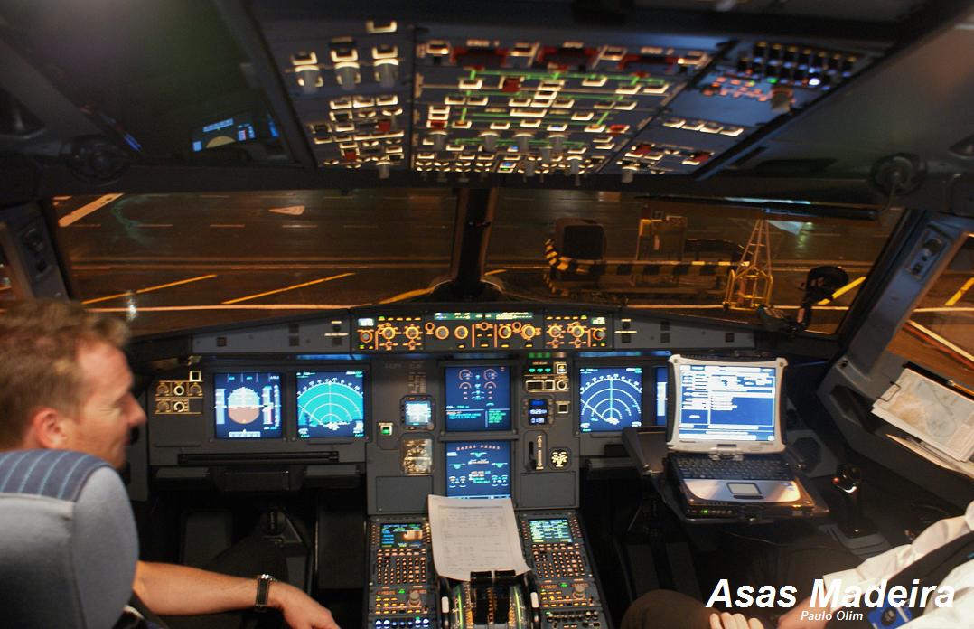 Asas Madeira: EasyJet Airline cockpit LPMA