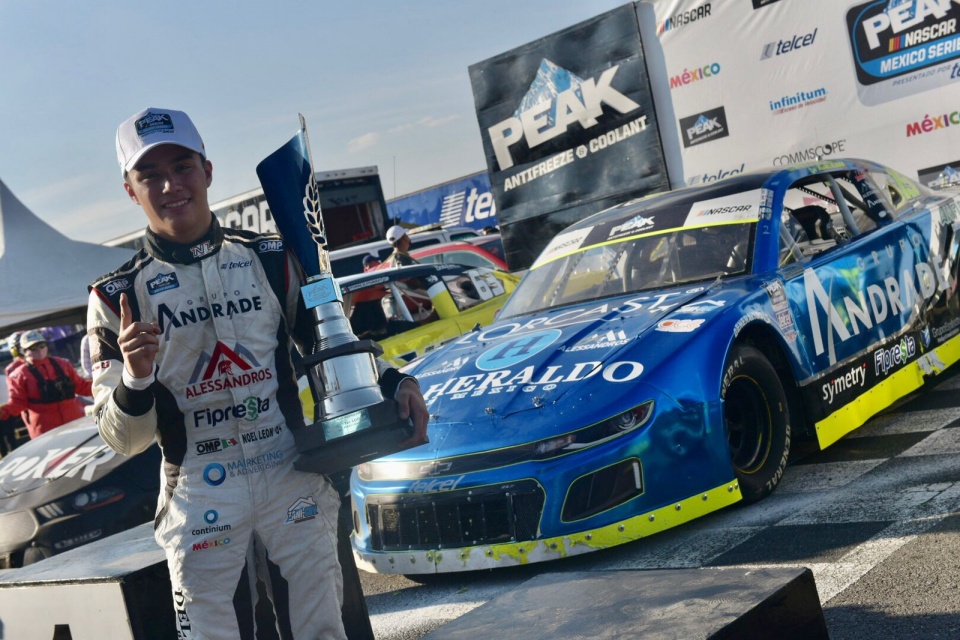 Noel León hace historia en NASCAR PEAK México Series