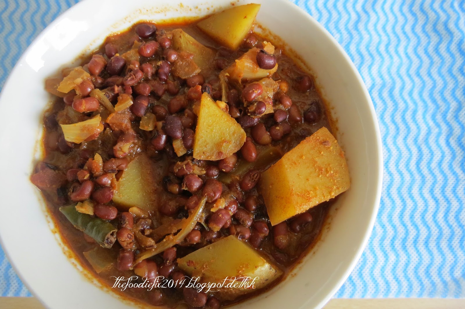 Amu's - The Foodie Fix: Rajma & Potato Curry(Thatampairu Urulai Kulambu)