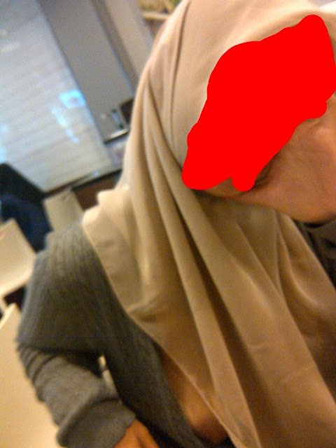 Foto Eksibisionis : Jilbab Coklat Eksibisionis Pamer Toked Seksi di KFC ...
