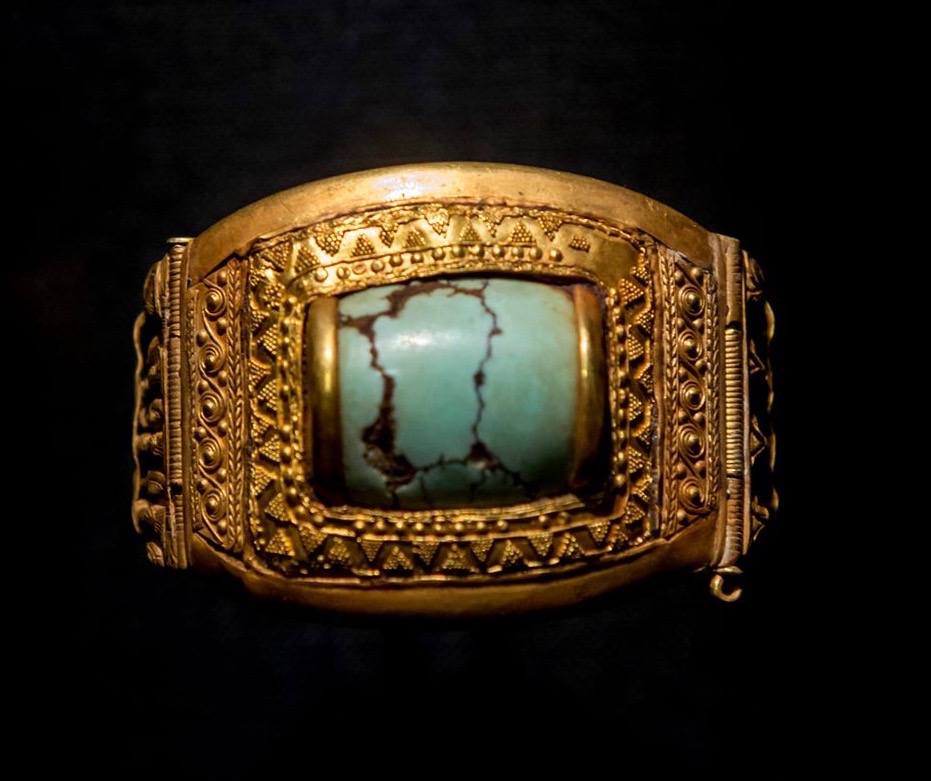 égyptophile: Un bracelet d'or, d'électrum et de turquoise de Toutankhamon