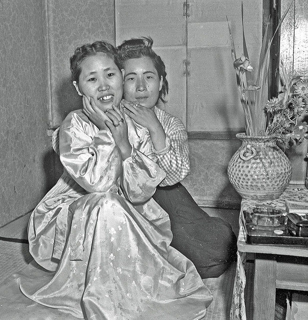 mochi thinking: the photos of Kisaeng and modern Kisaeng