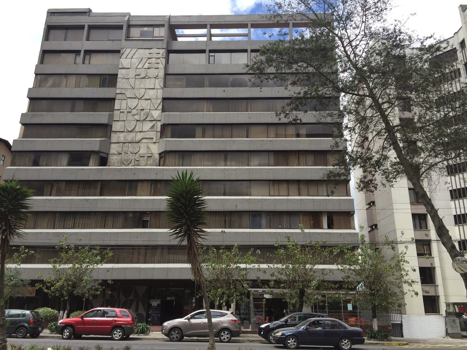 ARQUITECTURA MODERNA EN ECUADOR: EDIFICIO ATRIUM