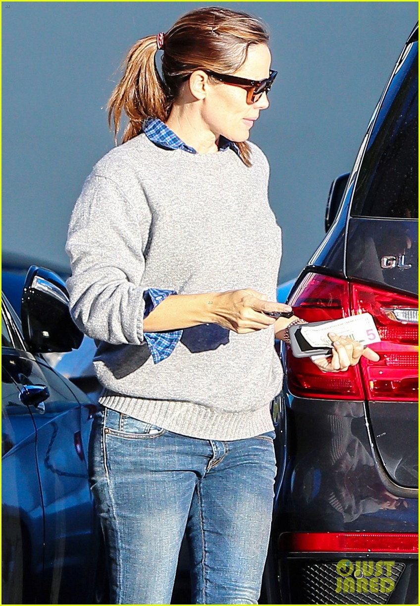 Jennifer Garner Beautiful Pictures in Blue Jeans & Crew Neck Sweater ...