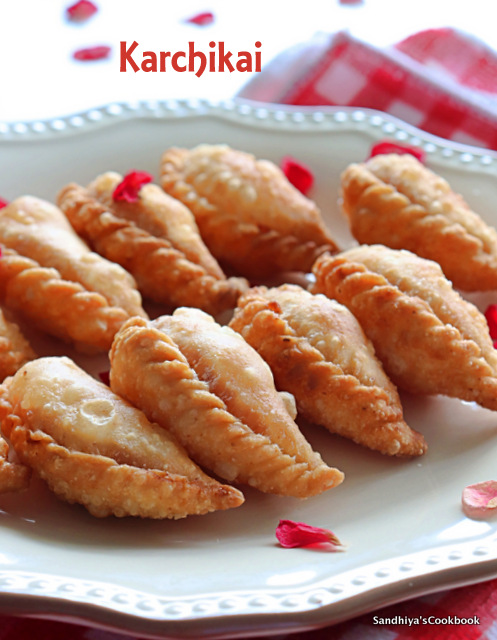 Sandhiya's Cookbook: Sweet Somas recipe| Karchikai | Karanji