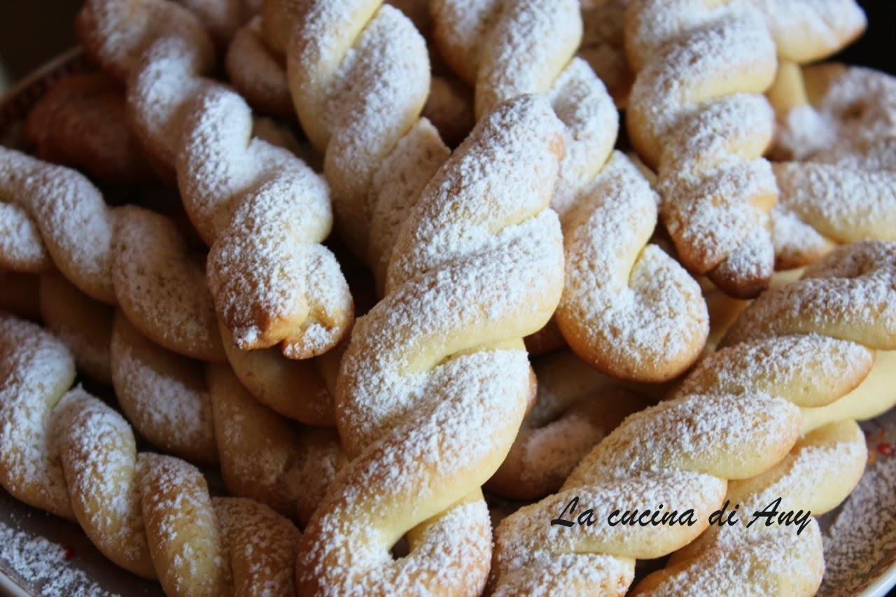 La cucina di Any: Treccine greche agli agrumi (biscotti) - Biscuiti ...