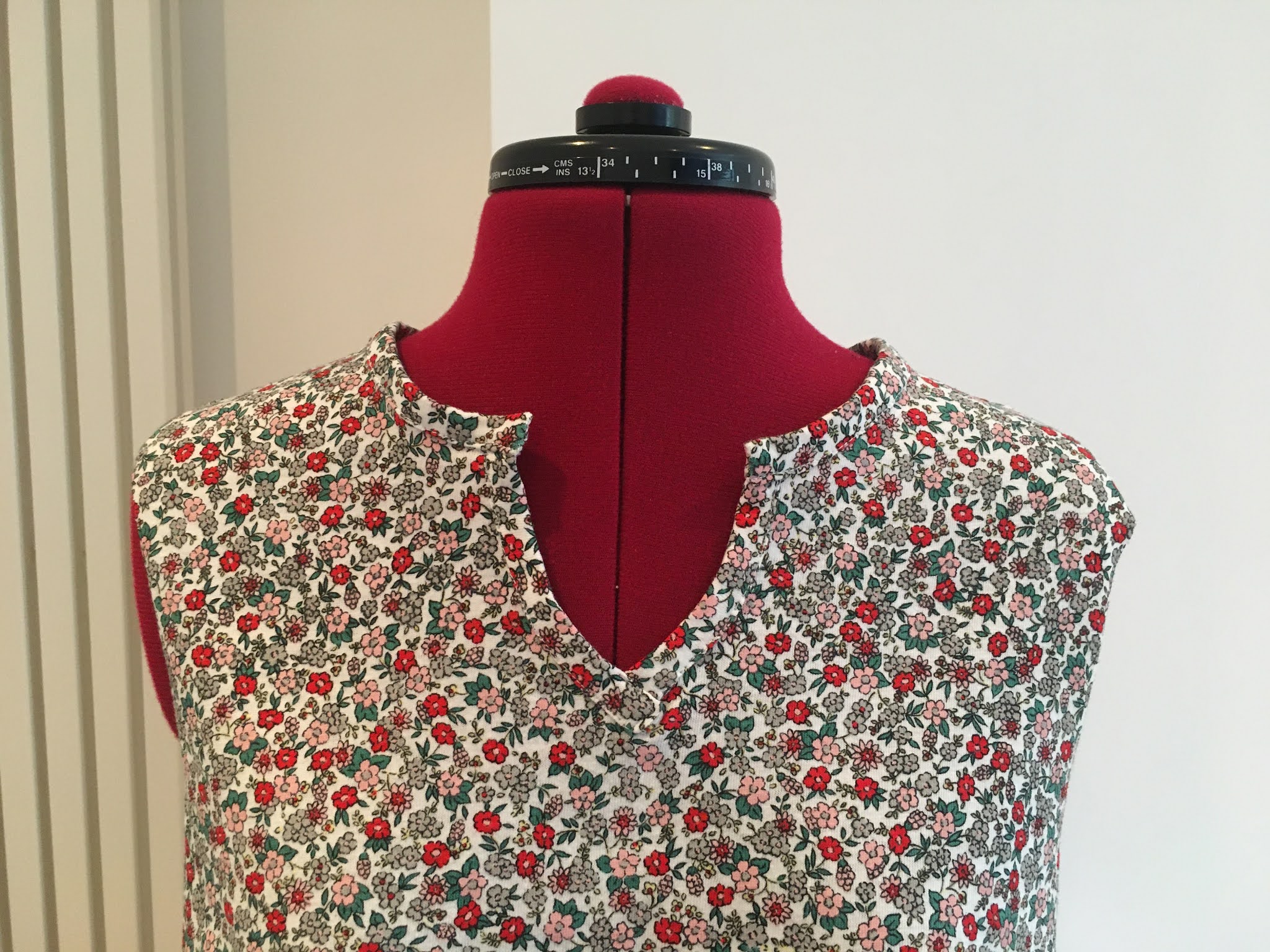 Lets Get Sewing: How to Sew a V-Notch Neckline