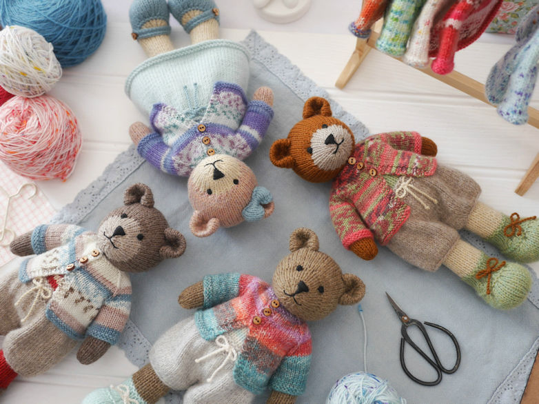 Busy knitting bee.... | Mary Jane's TEAROOM | Bloglovin’