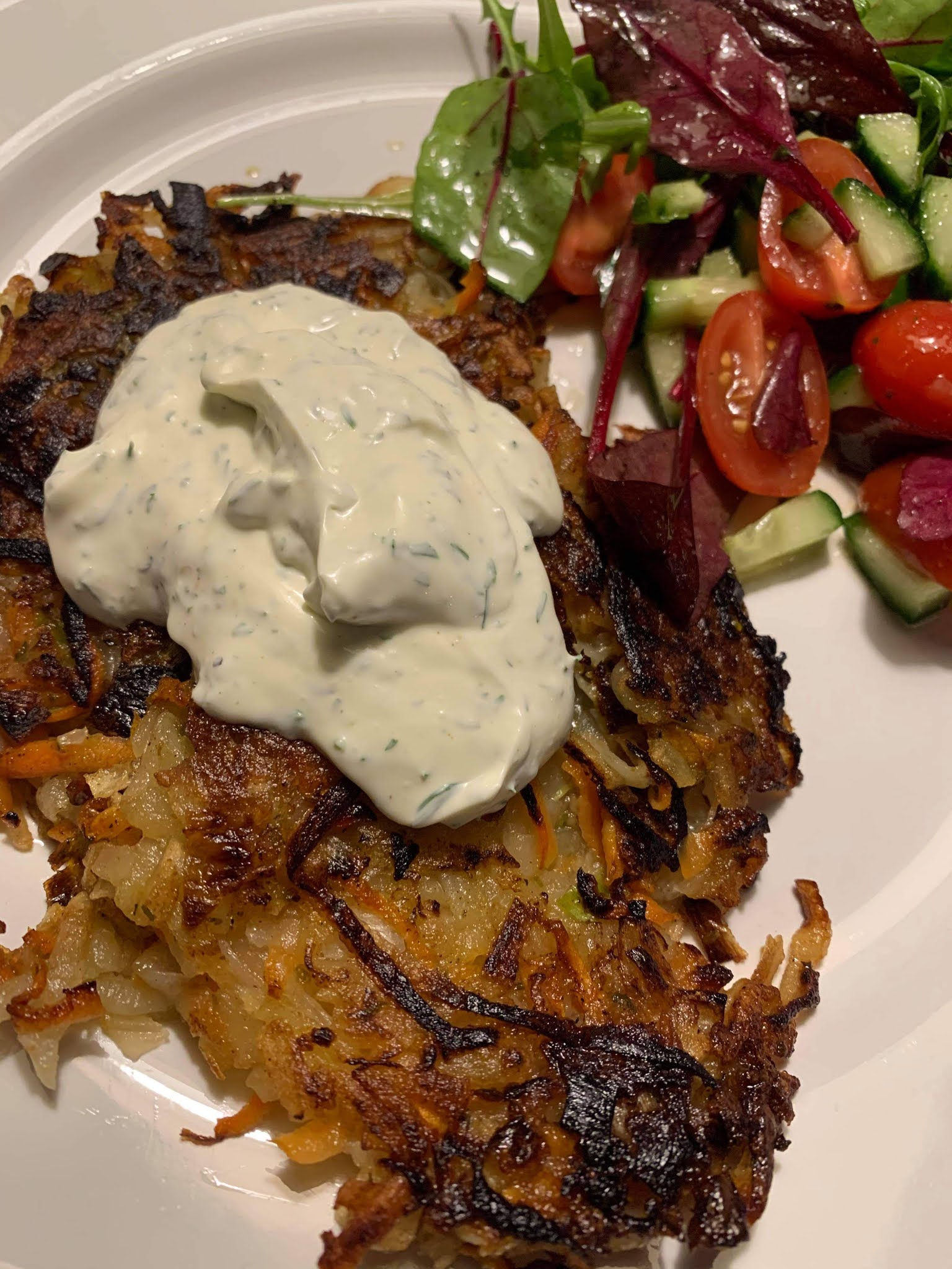 Lottas mat och vardag: Potatis- och morotsplättar med dillsås