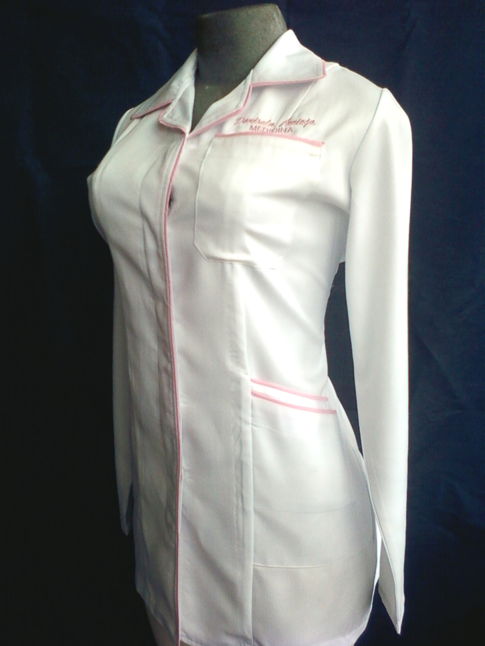 .: MODELO 001 BATAS MEDICAS CON VIVO Y BORDADO