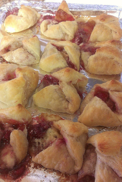 The Hungry Hood: Baked Raspberry Brie Bites