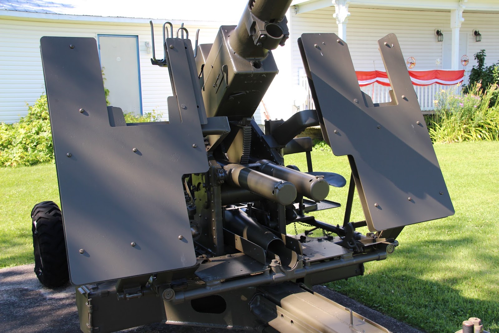 Memorials in Ottawa: Anti-Aircraft Gun & World War I Mortar
