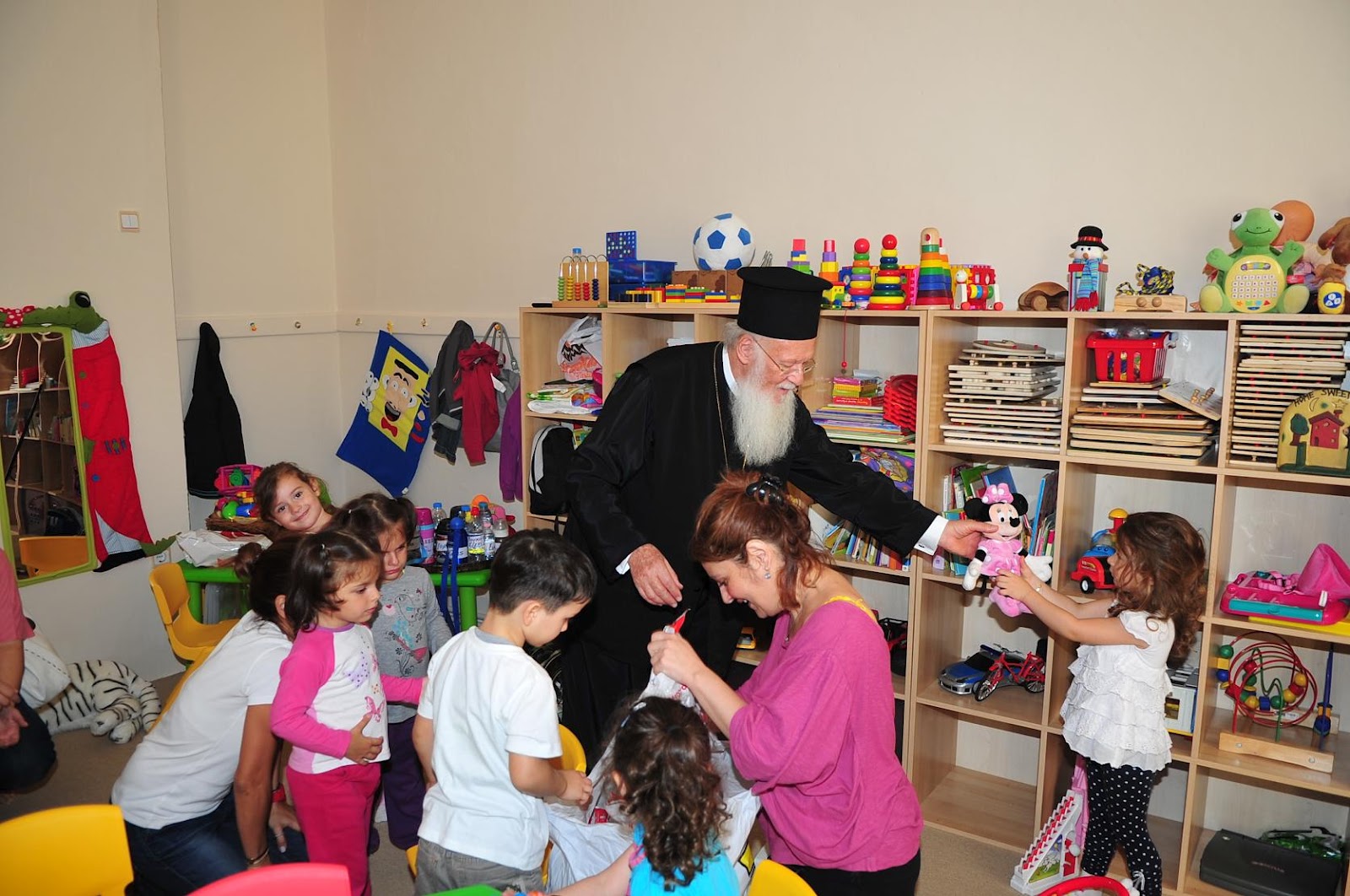 ΦΩΣ ΦΑΝΑΡΙΟΥ: Ο ΠΑΤΡΙΑΡΧΗΣ ΣΤΟΝ ΠΑΙΔΙΚΟ ΣΤΑΘΜΟ ΤΗΣ ΚΟΙΝΟΤΗΤΟΣ ΣΤΑΥΡΟΔΡΟΜΙΟΥ