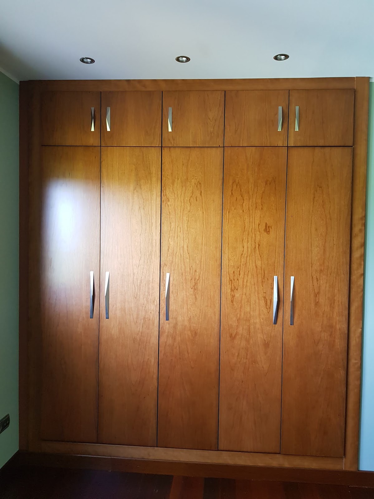 CARPINTERO FERNANDO G. CALLEJA: ARMARIO CEREZO CON ALTILLO