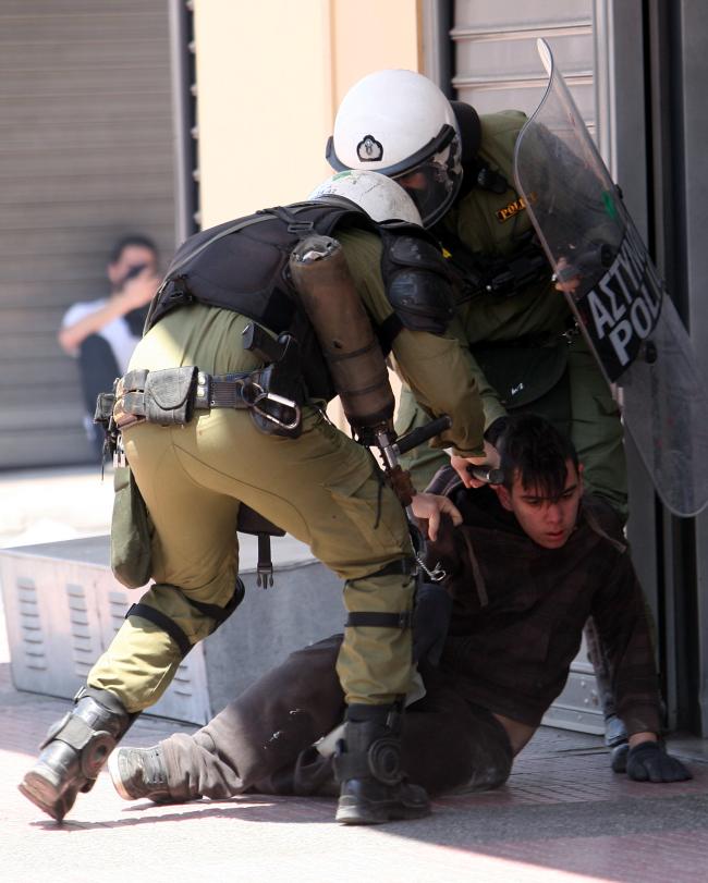 ΔΑΚΕ Δ.Ε. Ν. ΧΑΛΚΙΔΙΚΗΣ: ΕΙΚΟΝΕΣ ΠΟΛΕΜΟΥ ΑΠΟ ΤΙΣ ΠΟΡΕΙΕΣ ΣΤΗΝ ΑΘΗΝΑ