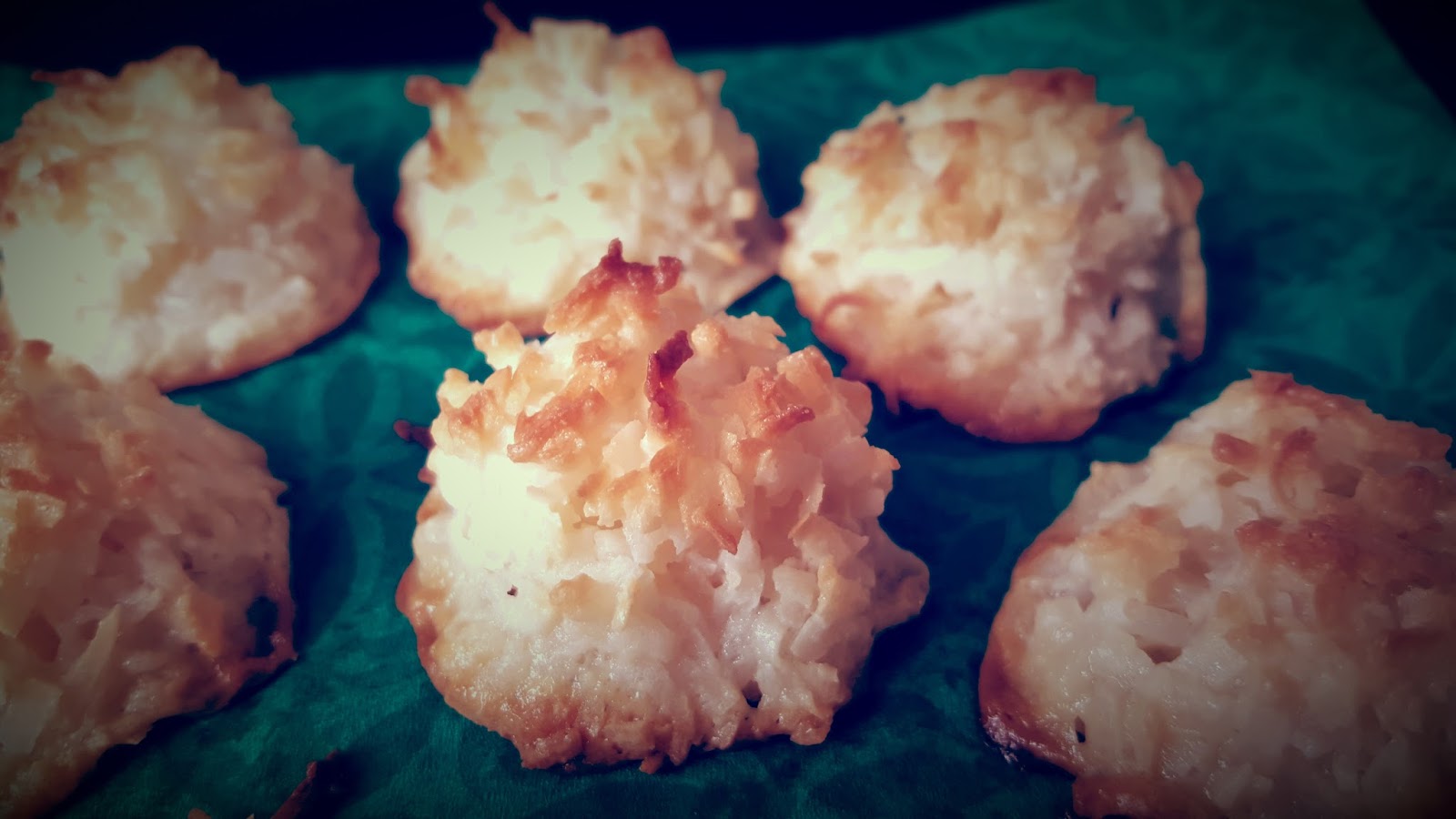Cook...Serve..Relish!: Coconut Macaroons (Eggless Version)