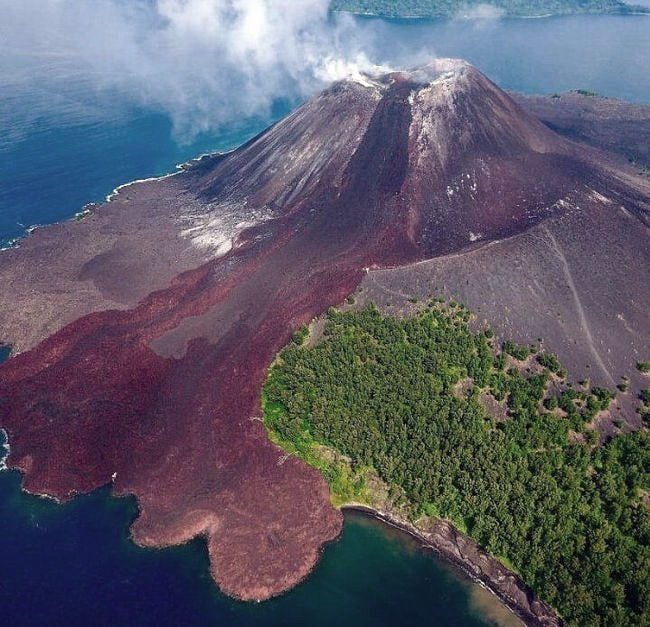 The Beauty Landscape of Indonesia: The Awesomeness of Mount Krakatoa