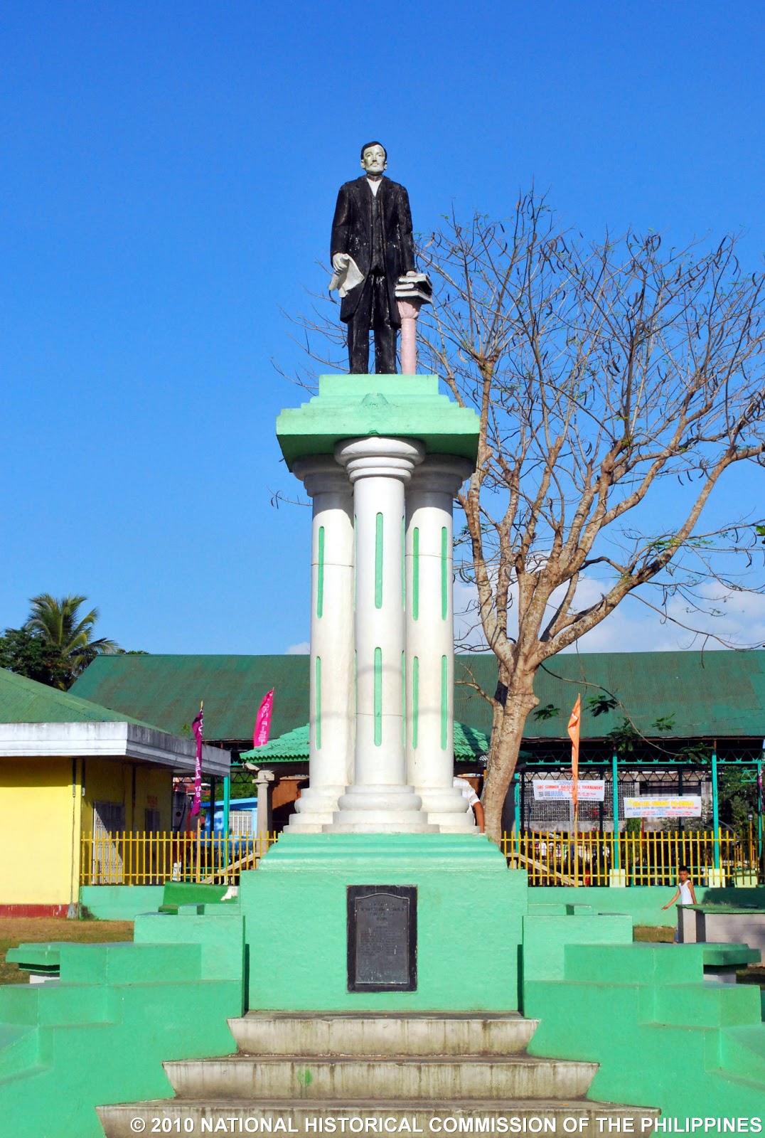 Sari-saring Monumento Alay Kay Rizal: Oas Town Plaza - Oas, Albay
