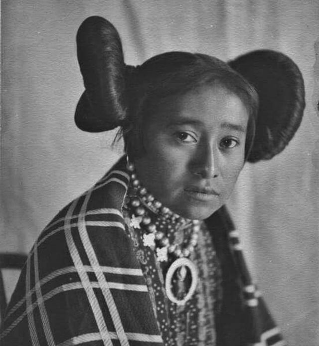 30 Vintage Photos of Young Hopi Maidens With Their Traditional ...