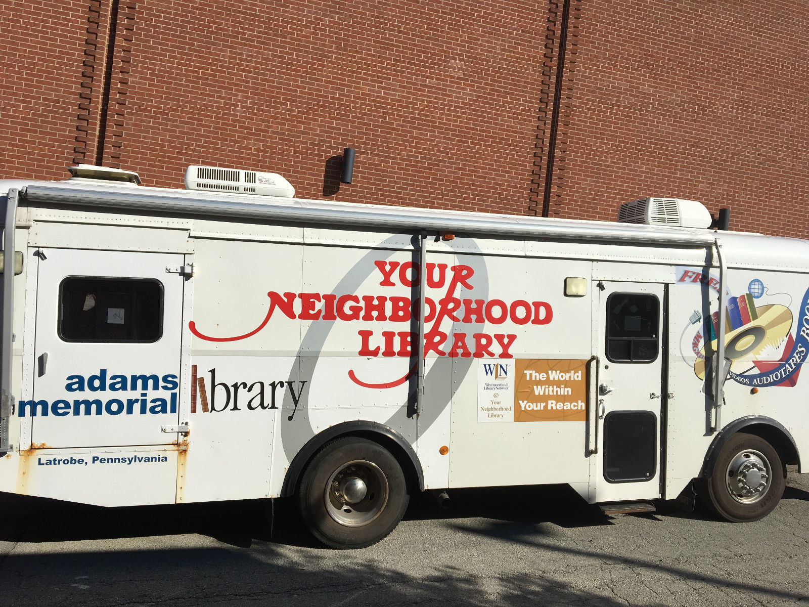 Mobile Library: 2001 Thomas 32-Foot Bookmobile - DailyTurismo