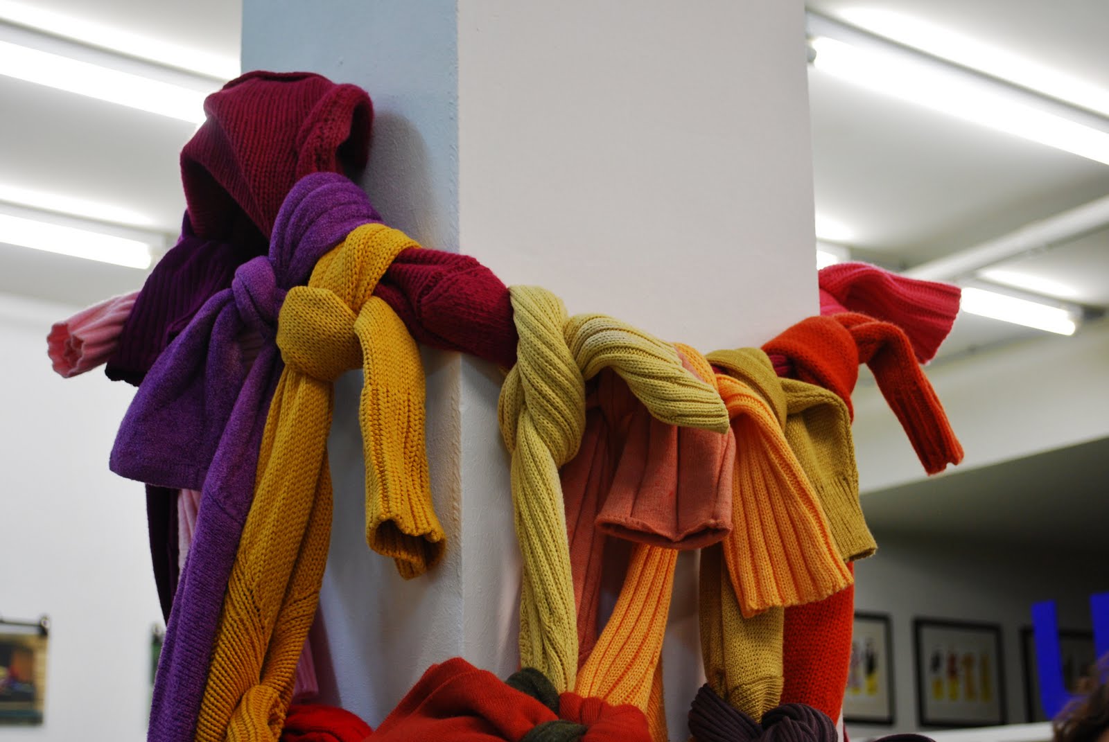 TEXTILKONTAK, instalaciones con ropa reciclada