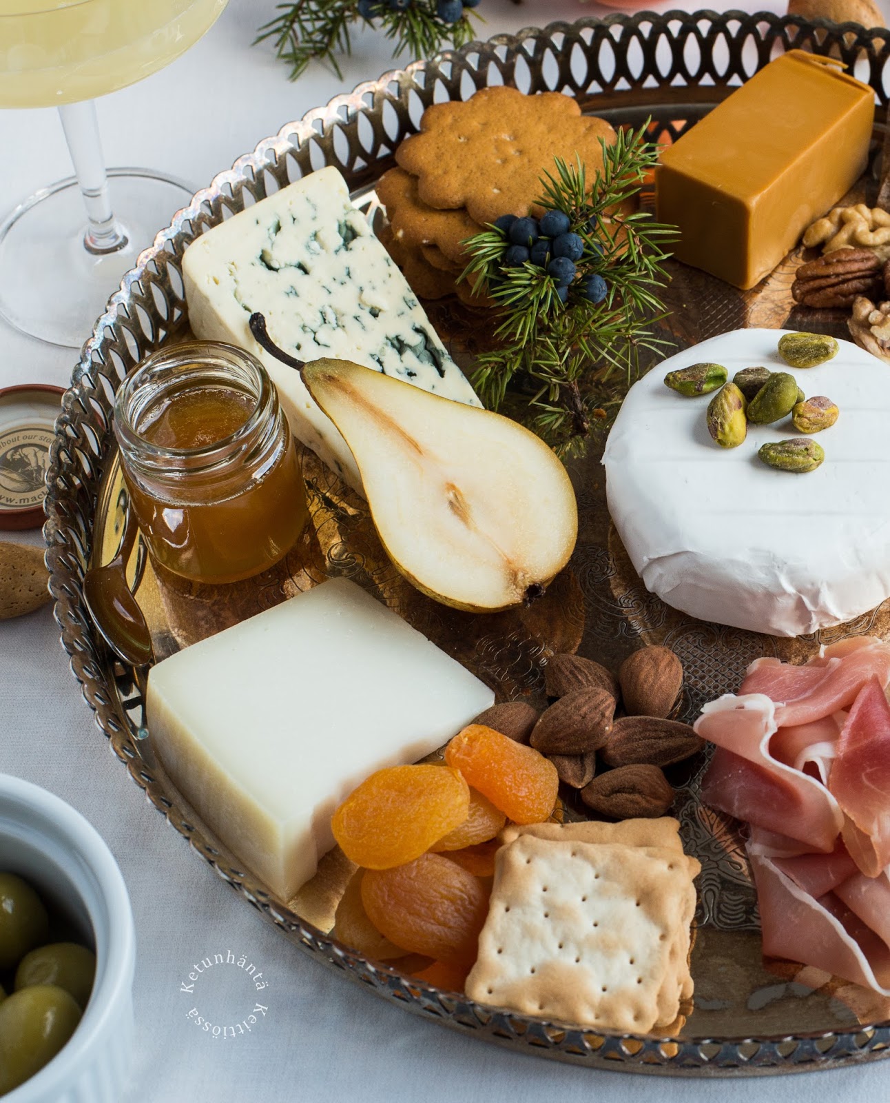 How to arrange a cheese platter