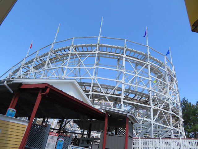 Six Flags New England Vs. Lake Compounce. Which Park is Better?