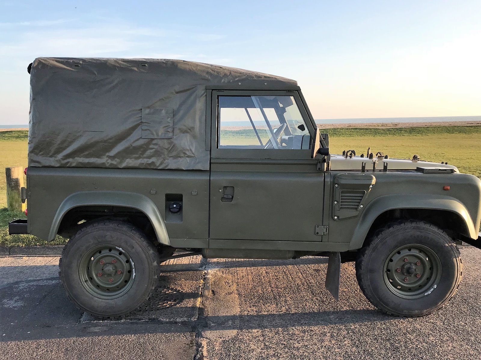 Landrover Defender: LAND ROVER WOLF DEFENDER 90 SOFT TOP