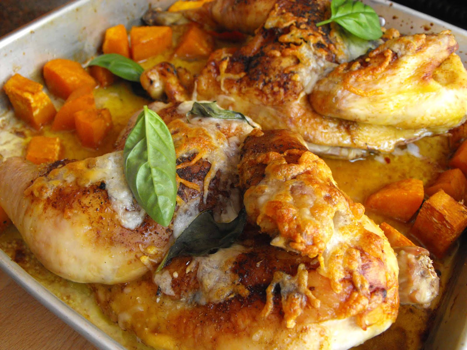 As receitas lá de casa: Frango do campo no forno com abóbora