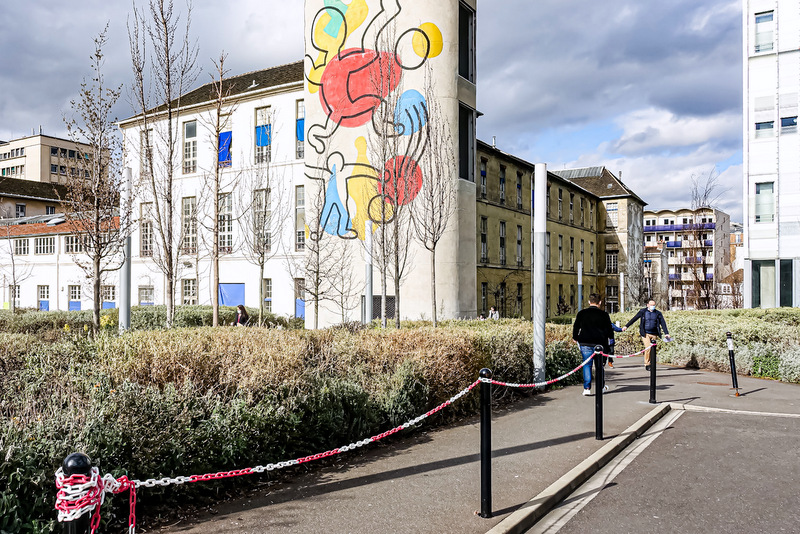 Paris : Tour Keith Haring, le totem pop art de l'Hôpital Necker Enfants ...