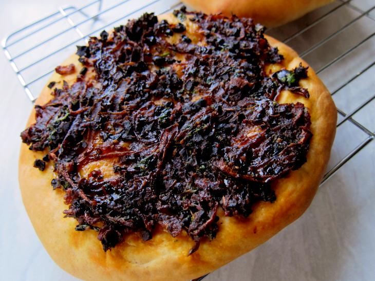 Wanderlust Queen: Lahmajun with Caramelised Red Onions and Olives