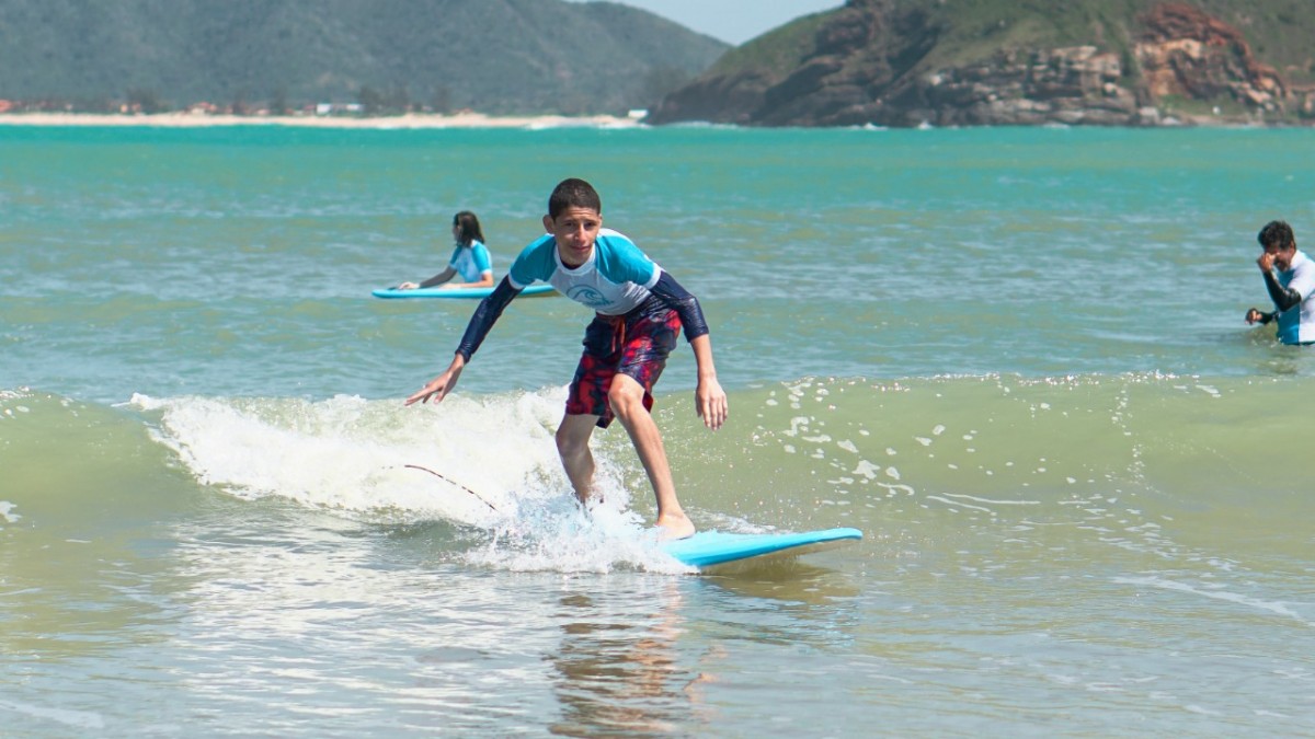Projeto “Escolinha de Surf” oferece aulas gratuitas na Praia de Geribá ...