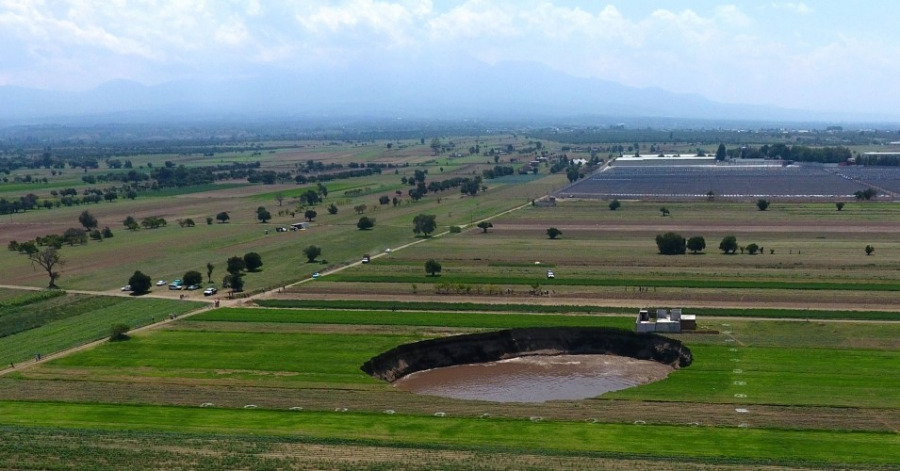 Crece socavón en Santa María Zacatepec Crece socavón en Santa María Zacatepec