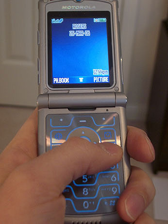 Eric's Corner: Motorola RAZR V3 Review (missing photos)