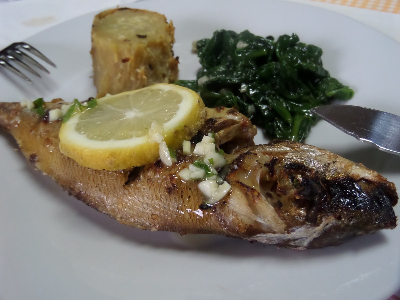 Peixe grelhado com batata doce assada no forno de lenha e espinafres ...