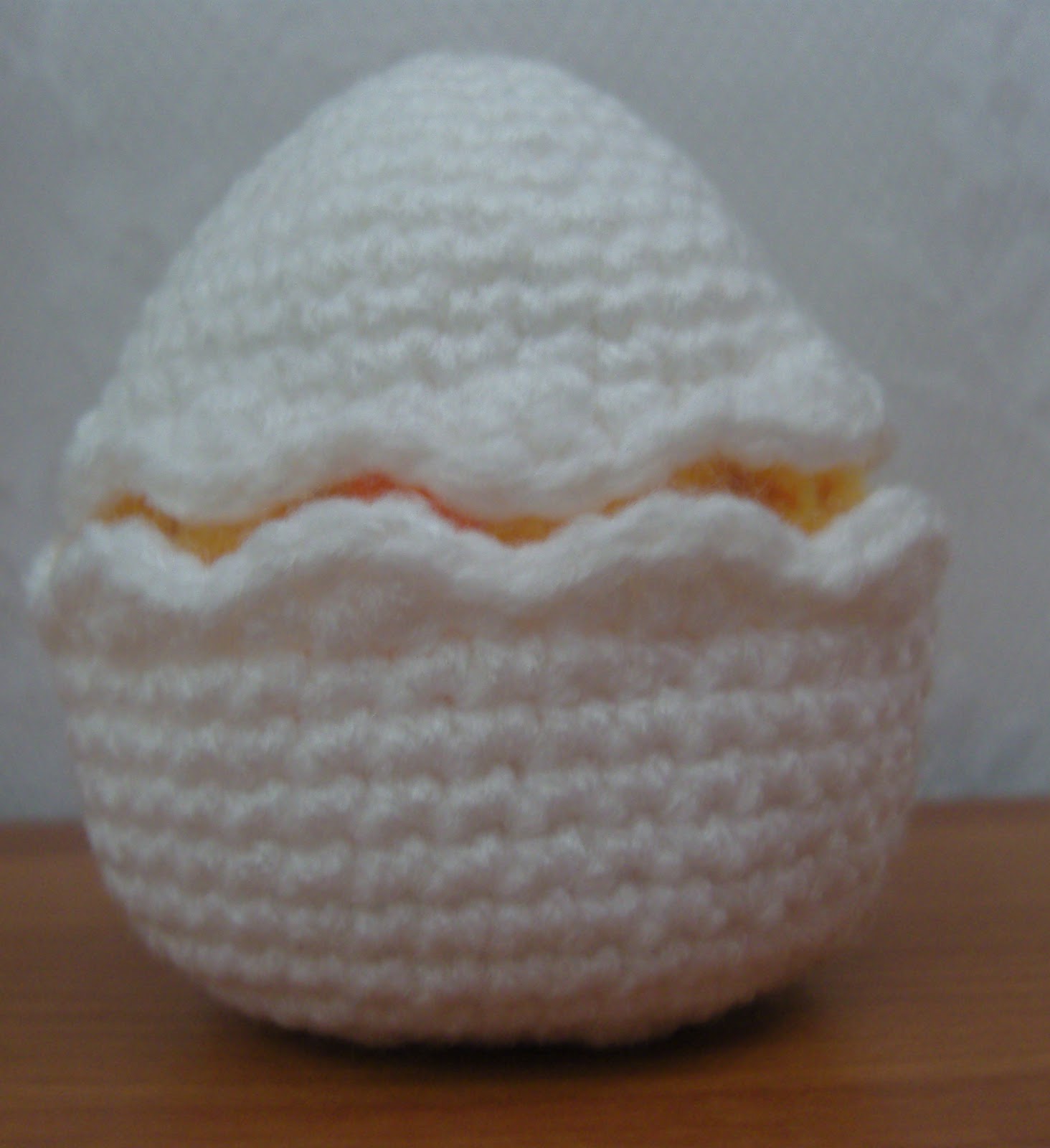 puntodecruzyganchillo: Pollito con cascarón