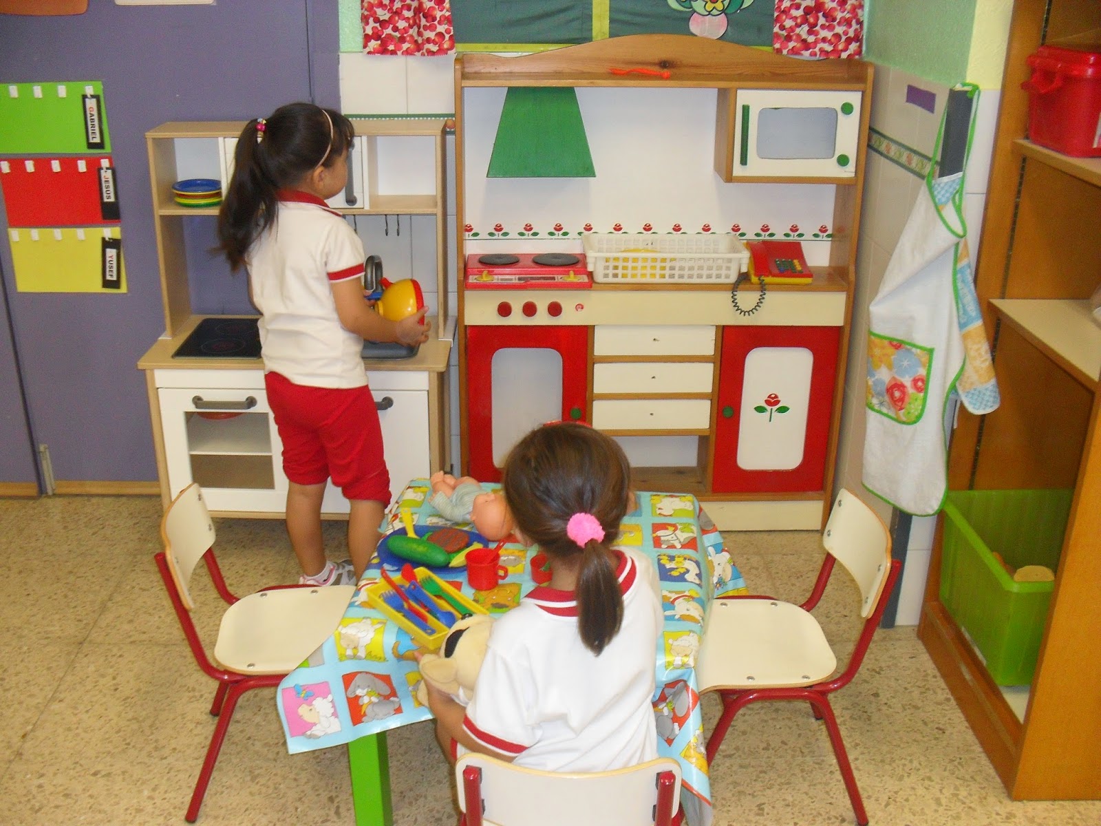 Pequeños monstruitos: NUESTROS RINCONES DE JUEGO