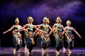 Pengertian Seni Tari: Fungsi, Unsur, Simbol, Jenis dan Konsep Tari ...