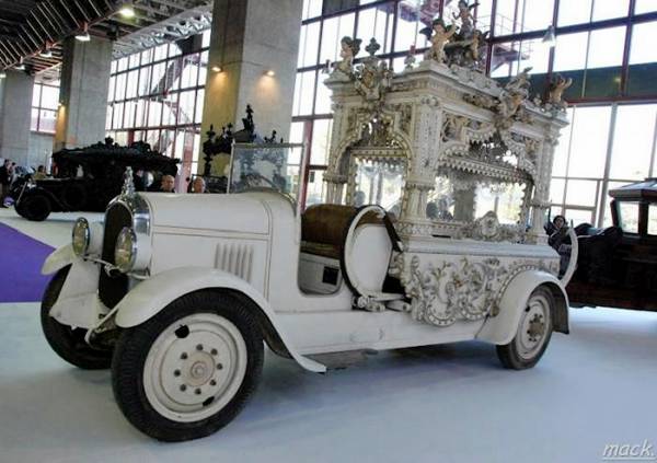 Bisarbeat: The Most Luxurious Hearses