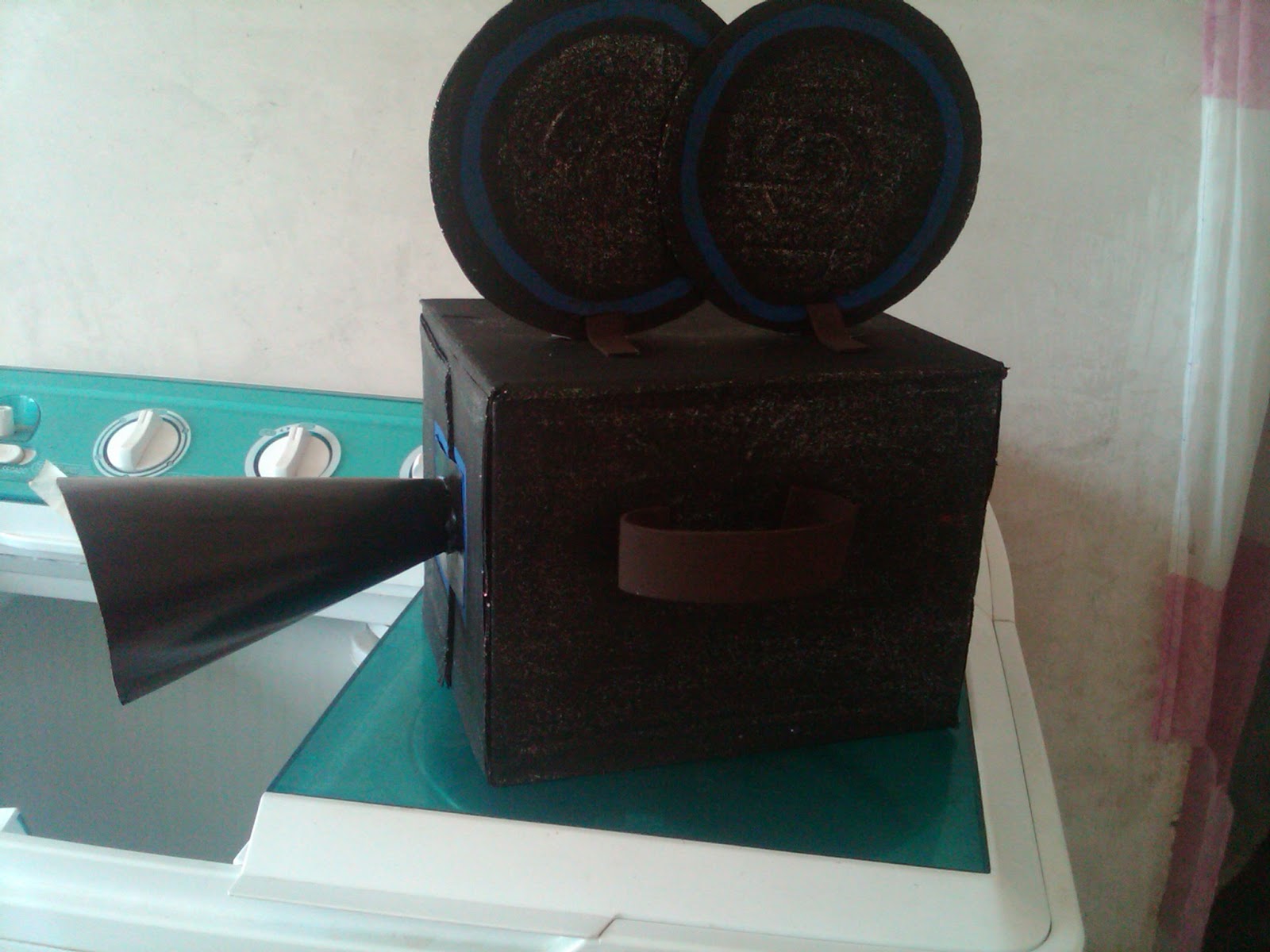 CAJITAS DE SUEÑOS: CÁMARA FILMADORA DE PELÍCULA DE CARTON