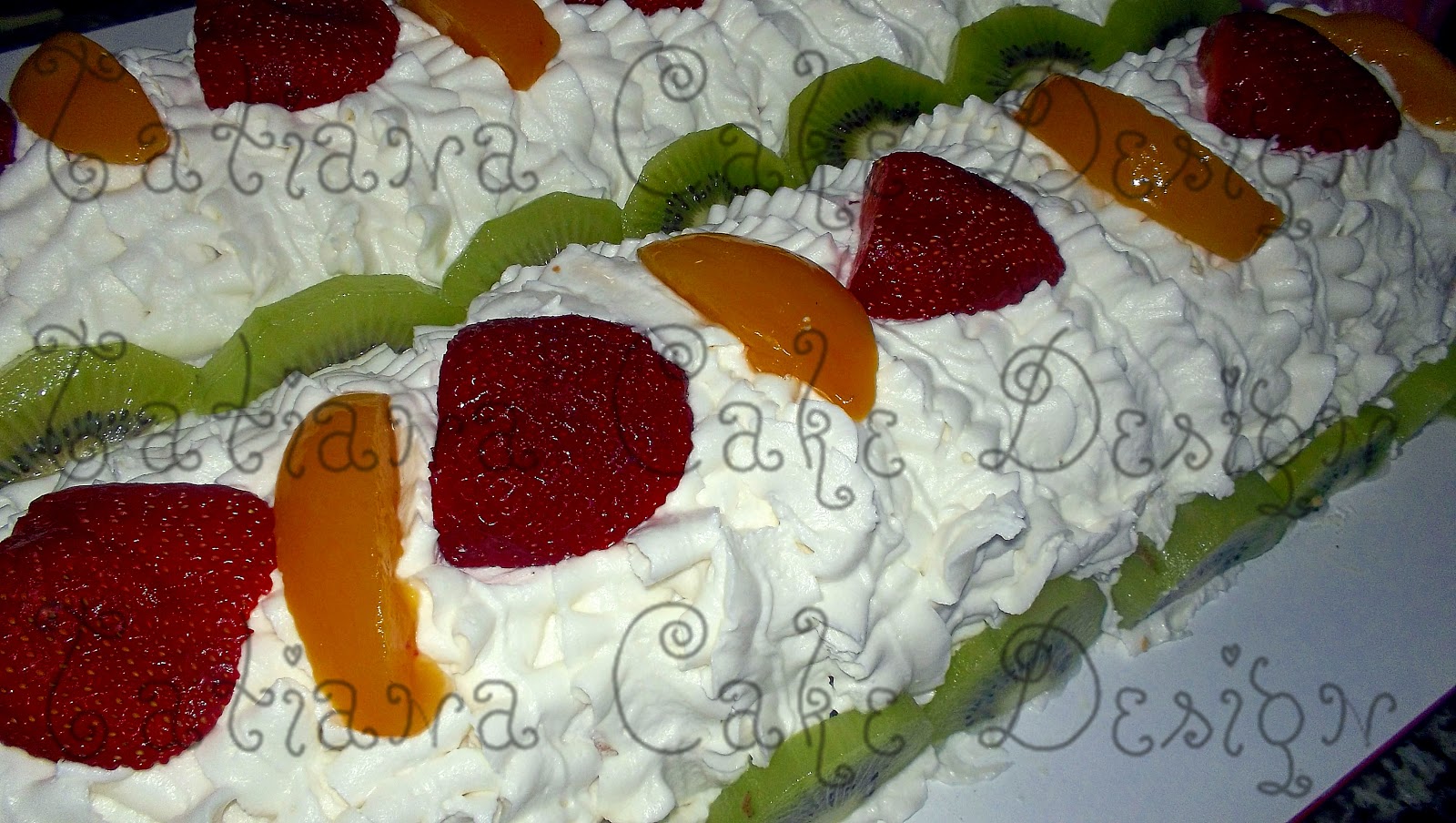 Tatiana Cake Design: Rocambole decorado com Frutas