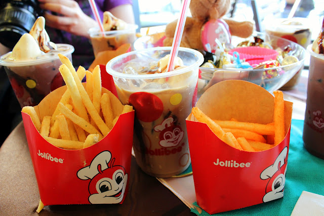 Wallflower of the Jeepney: Jollibee's Chocolate and Coffee Floats ...
