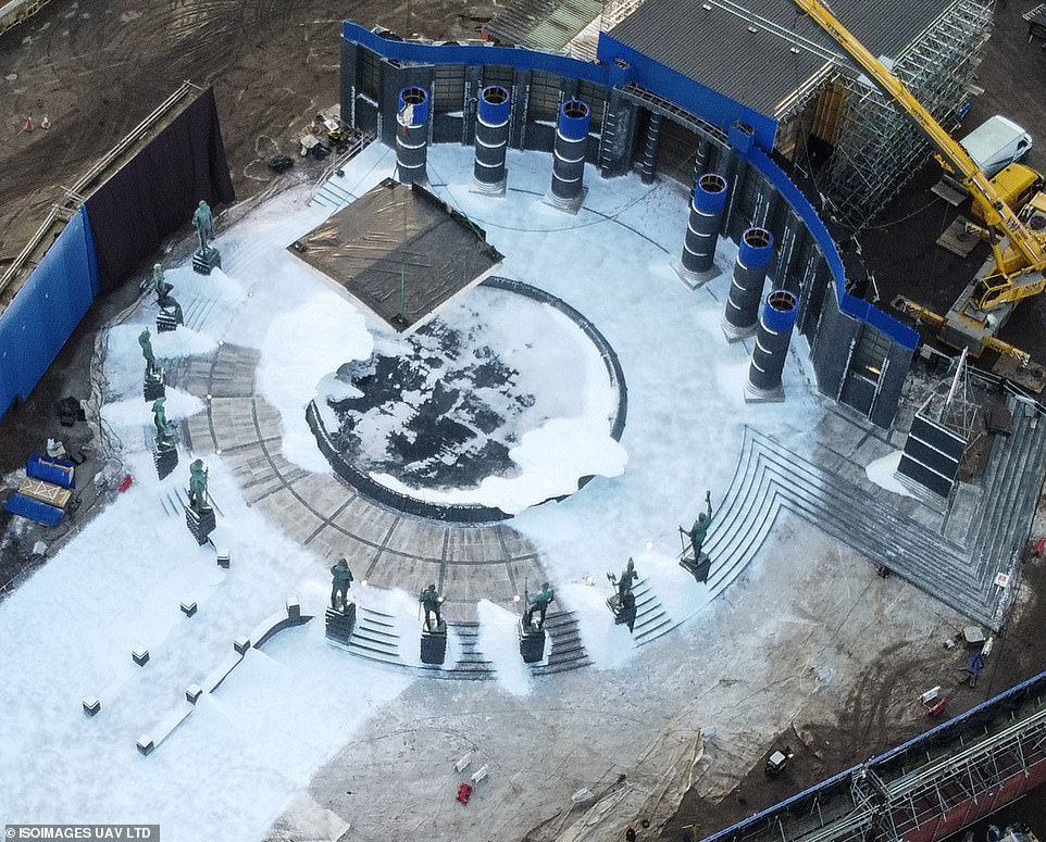 Novas fotos do set de “Batman” revelam a Batcaverna, prédios queimados ...