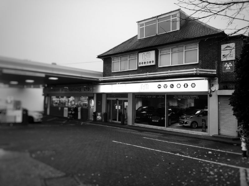 Vitessesteve - blog: Lavender Hill Garage of Enfield- Triumph Car Dealer 90