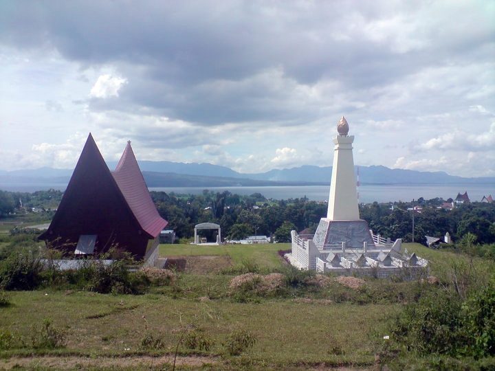 Beberapa Gambar Tugu Raja Bunga-Bunga (Raja Parmahan) di Balige, SUMUT ...
